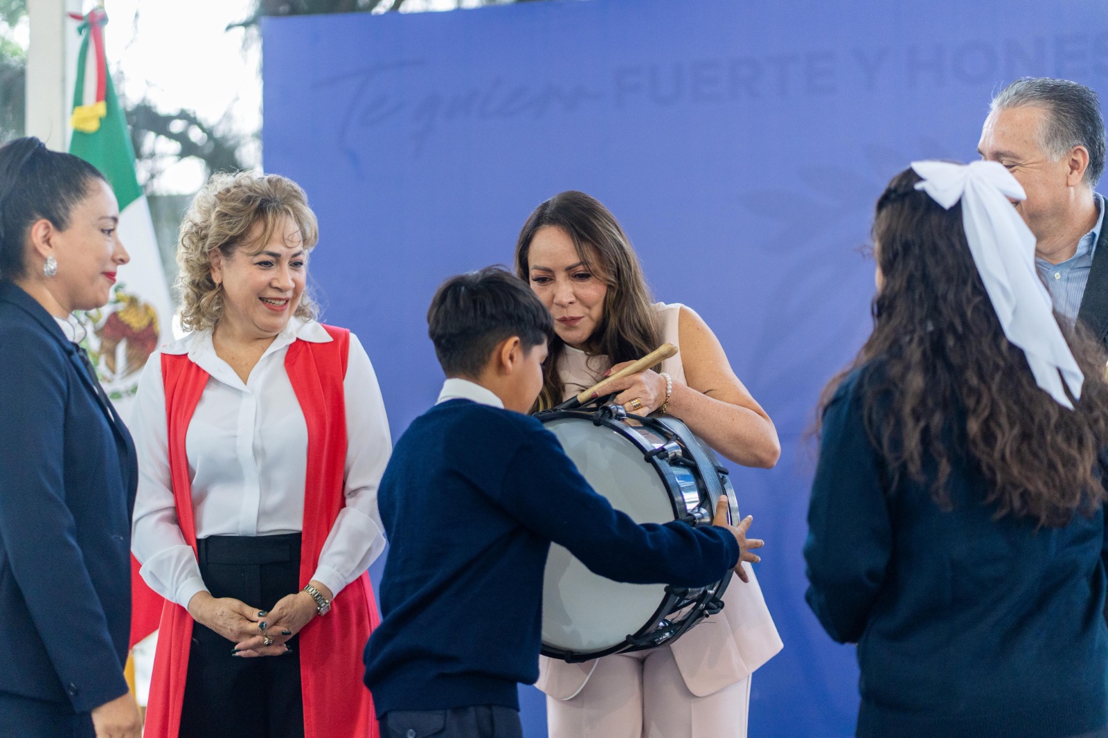 Entrega Samantha Smith instrumentos musicales para bandas de guerra ...